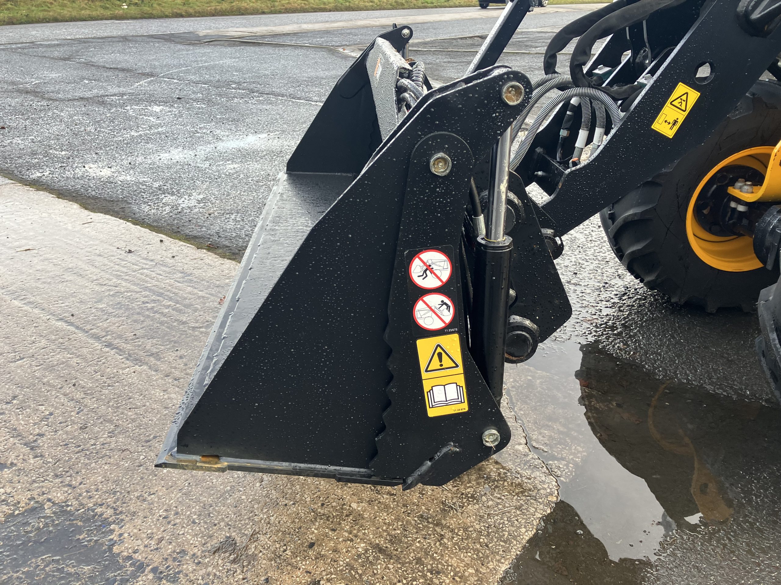 Alo Quicke 4 in 1 Bucket - Townson Tractors